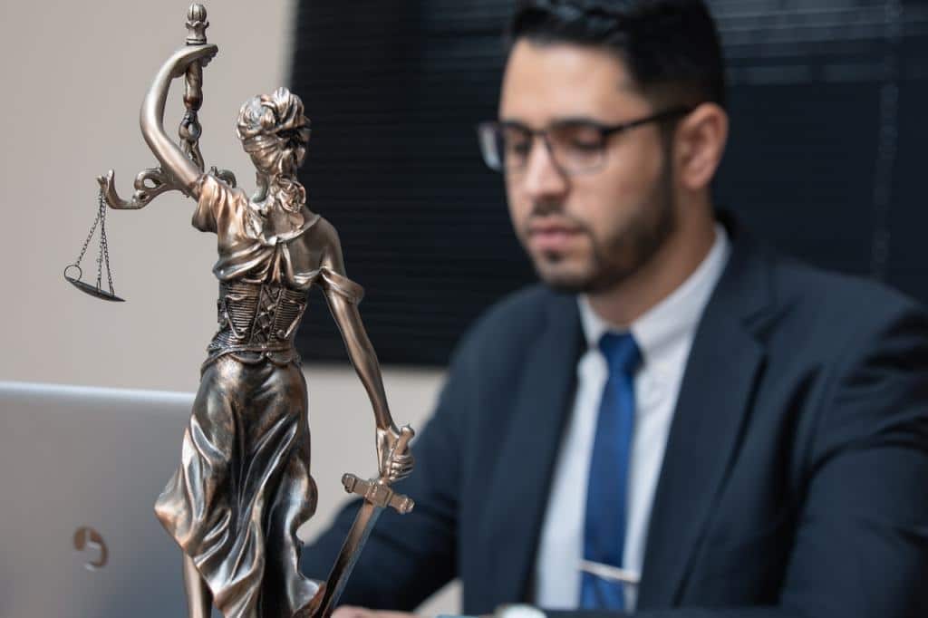 What Is a Class Action Lawsuit? How Does it Work? 3 Examples!